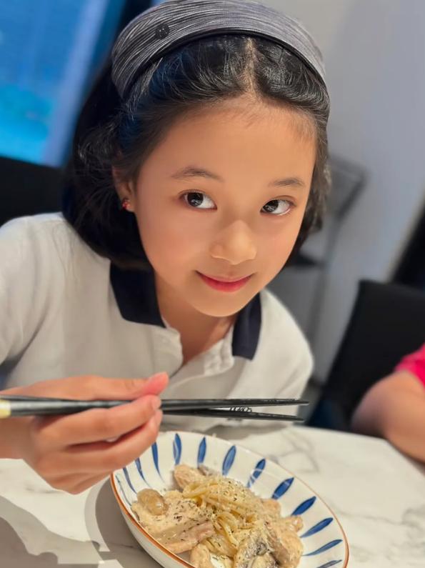 Mei Ting shows off her daily happiness, her husband cooks for a family ...