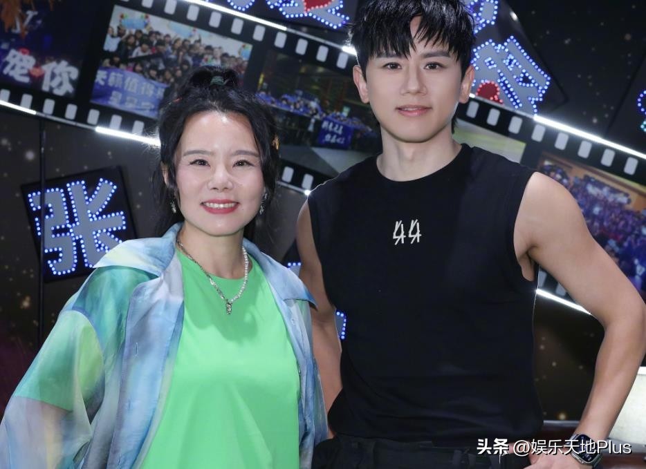 Zhang Jie took a photo with his friends after his concert in Beijing ...