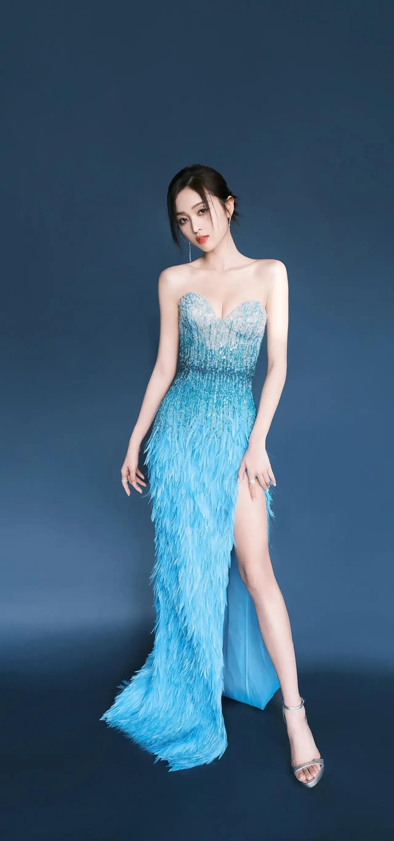 Queen wink shows off her figure - iNEWS