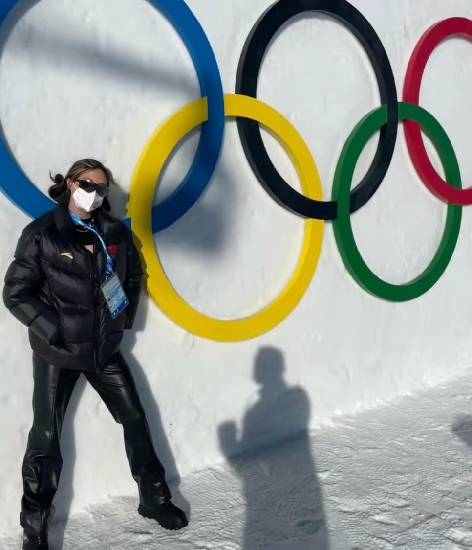 18-year-old Gu Ailing grabs the spotlight with her abdominal muscles ...