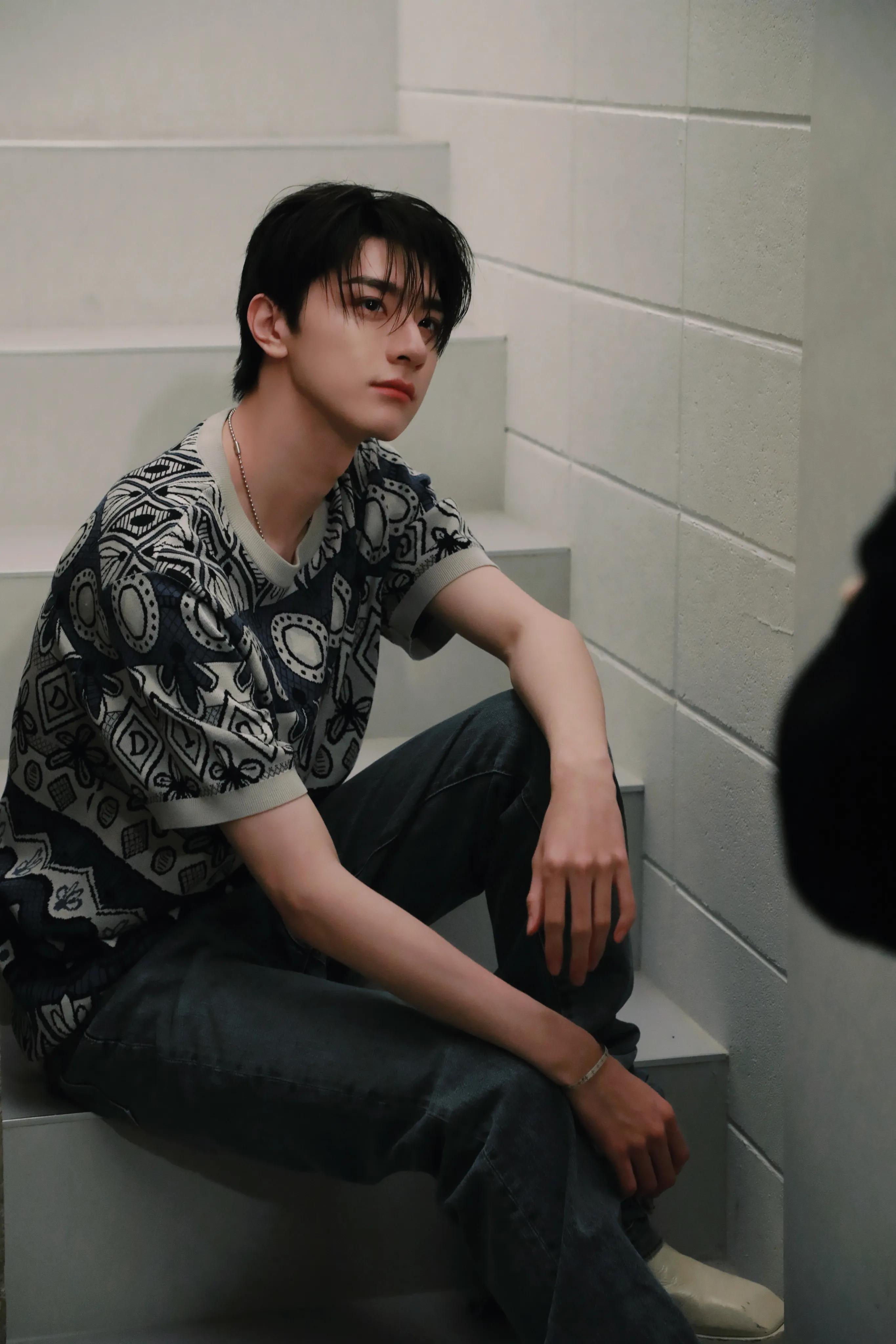 A behind-the-scenes picture of Lin Yi's wet styling, Lin Yi's face is ...