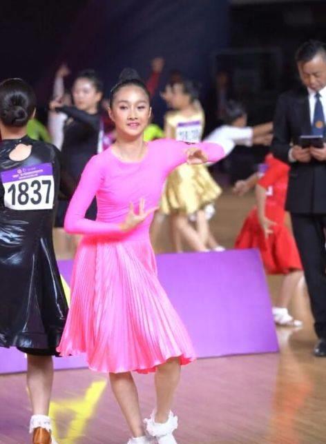 Ma Yili's family of four are in the same frame! Wen Zhang looks older ...