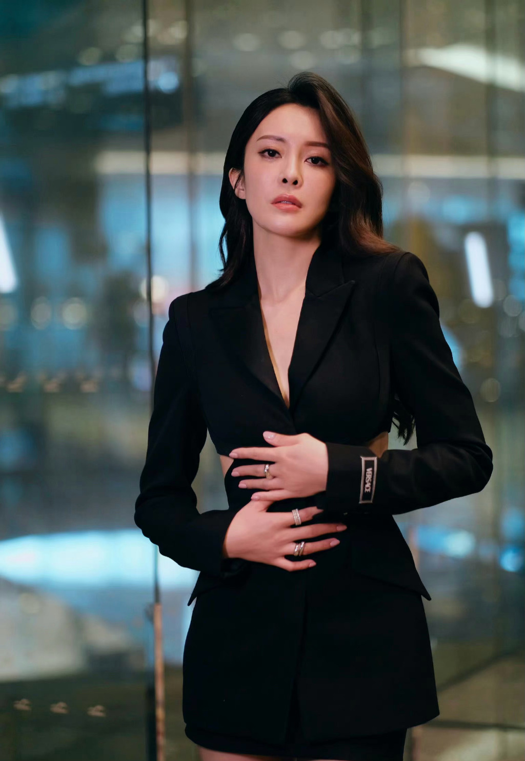 TVB actress Zhang Xiwen wore a black suit and short skirt to attend the event, intellectual and ...