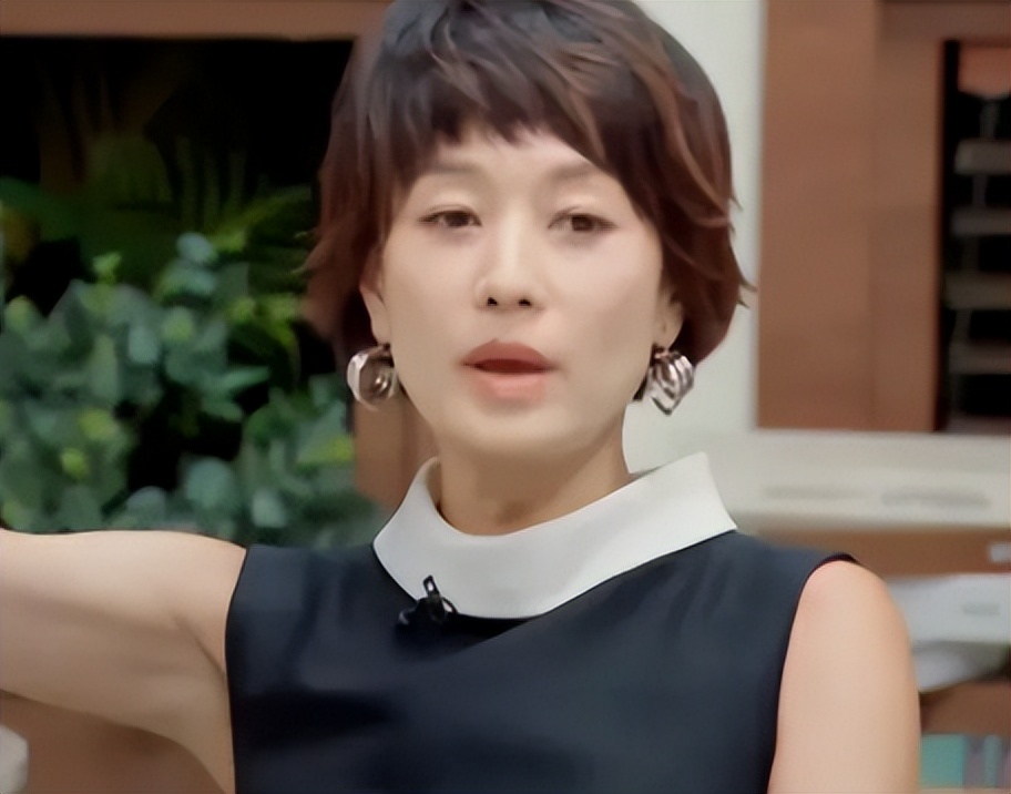 Ma Yili was met while waiting for a meal, and sat on a bench with ...