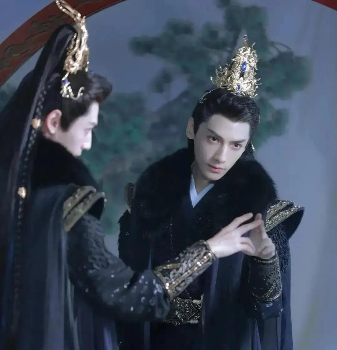 How beautiful is Luo Yunxi's costumes? - iNEWS