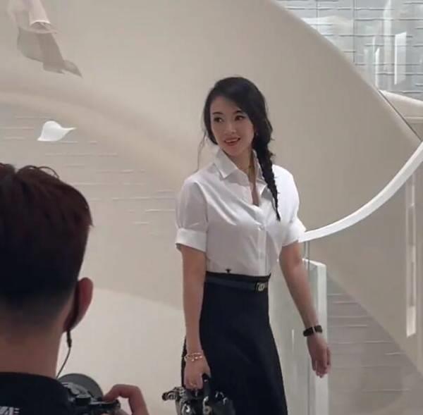 After her divorce, Zhang Ziyi showed a dignified smile in a black and ...