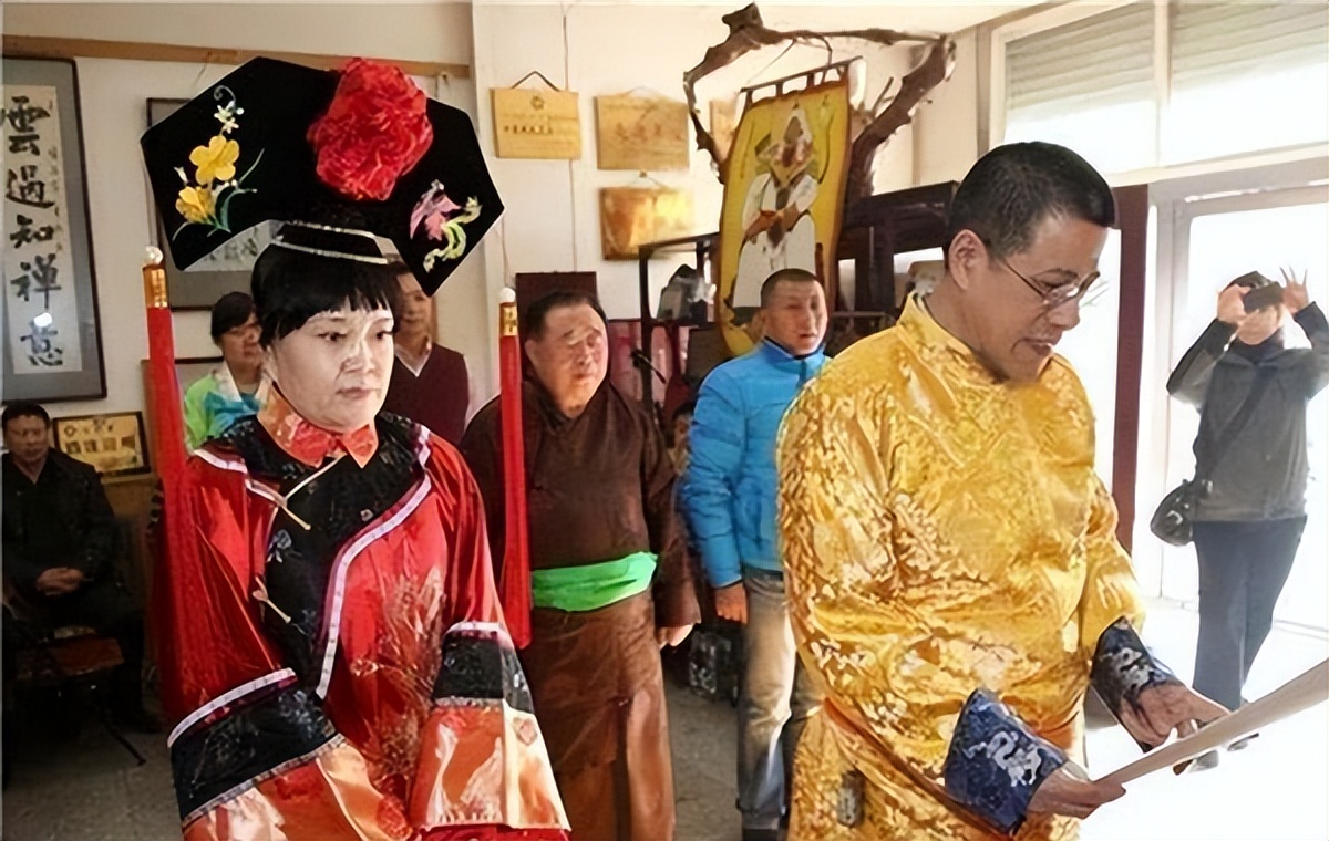 The grandson of Qianlong VII has been wearing dragon robes and the ...