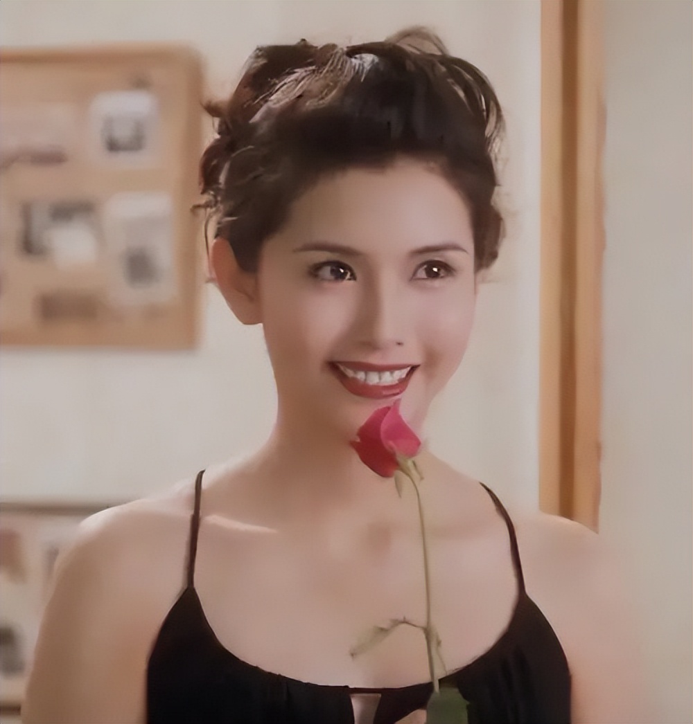 Yao Chen imitates the scene of Qiu Shuzhen holding a card and issuing a ...