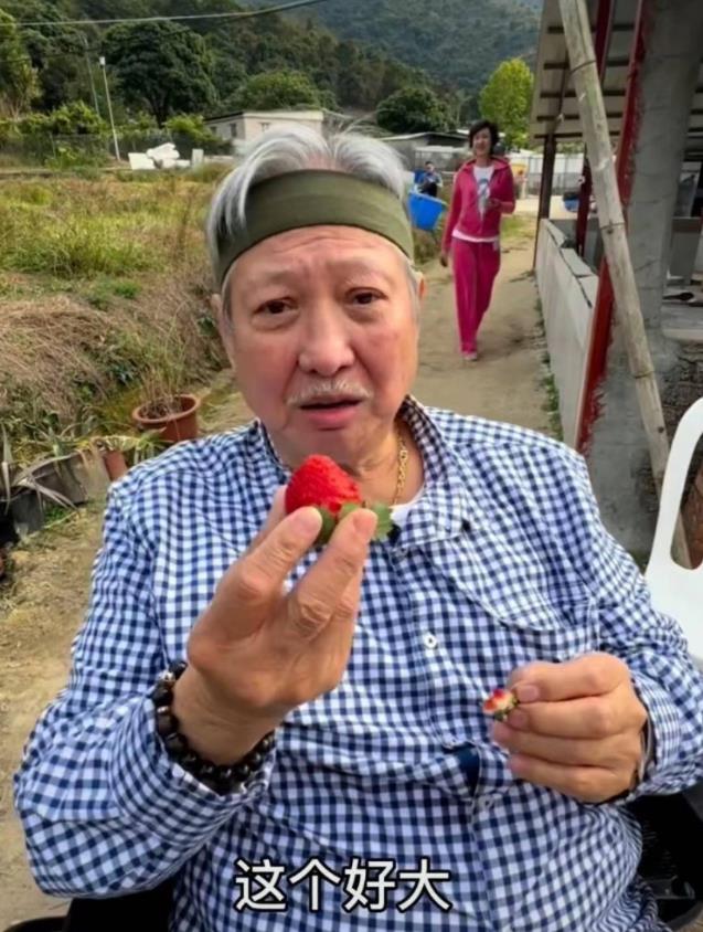 73-year-old Sammo Hung appeared at a roadside stall in Hong Kong ...