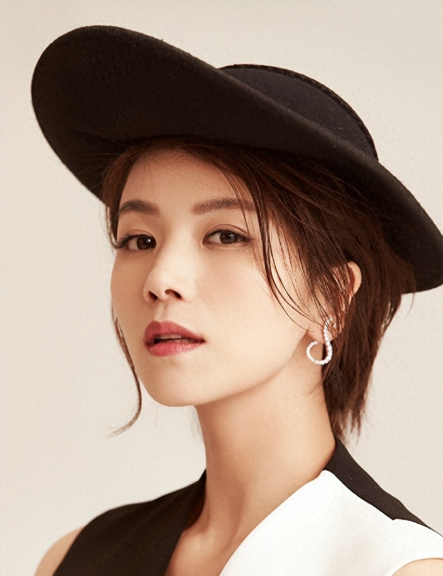 She is Chen Sicheng's ex-girlfriend. She looks like Liu Tao. She got ...