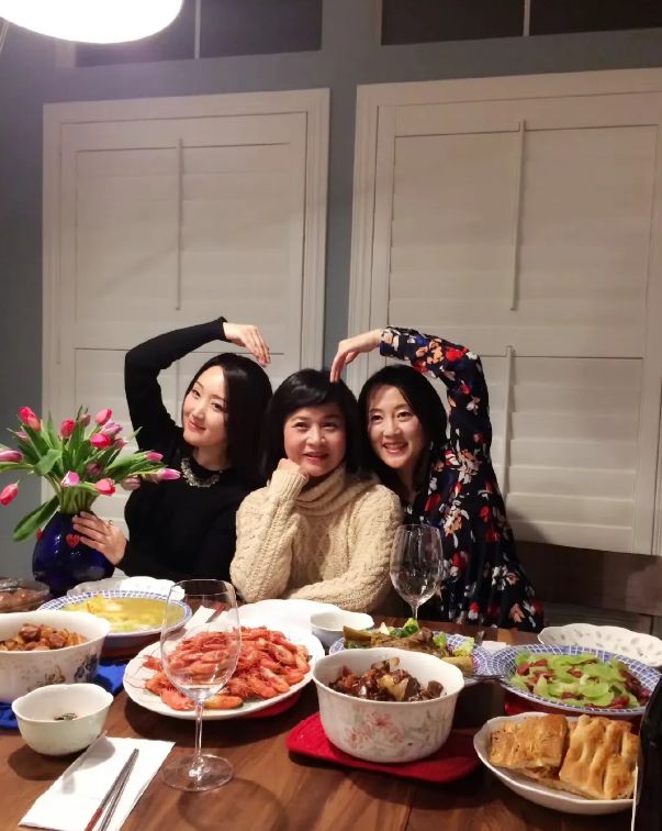 Yang Yuying and her best friend have dinner together, wearing a short ...