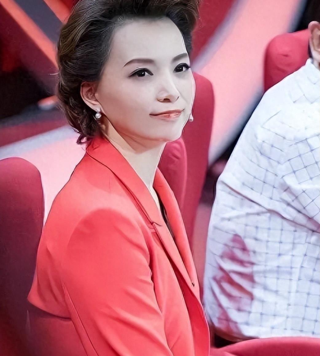 The much-anticipated return of the CCTV goddess! Dong Qing takes up the ...