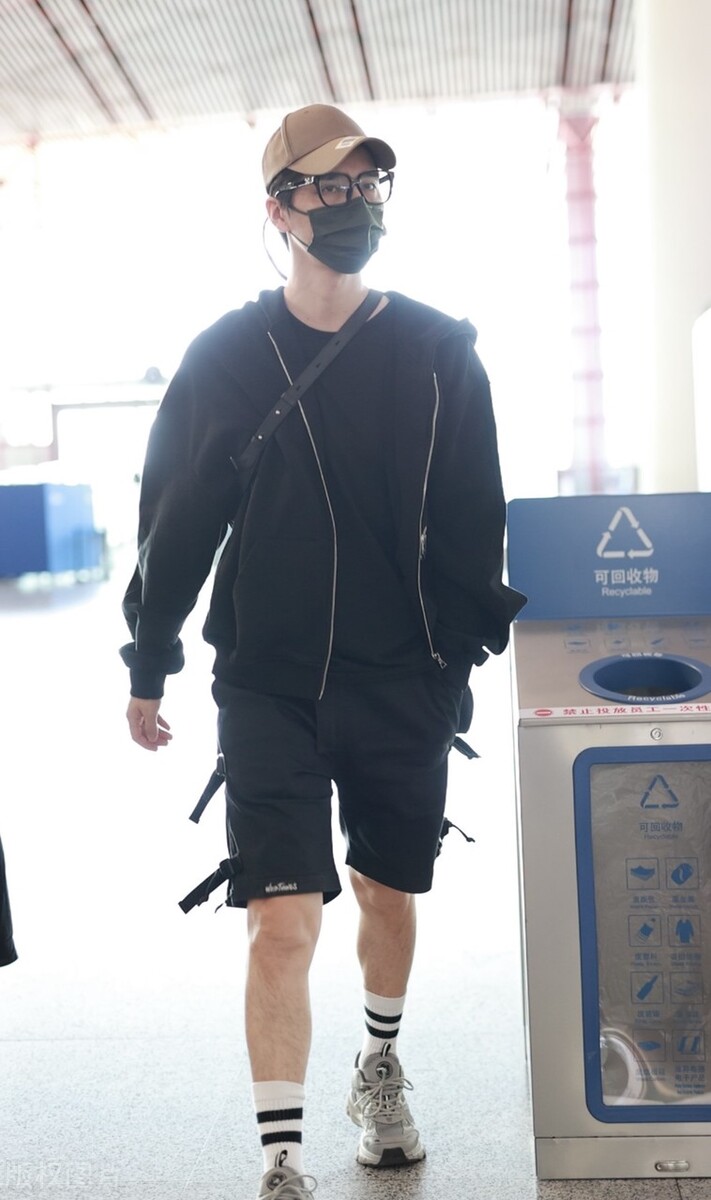 Ayunga shows up at the airport - iNEWS