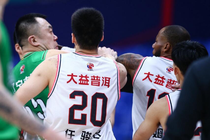 It is wrong to hit someone first, Han Dejun needs to apologize to Weems ...