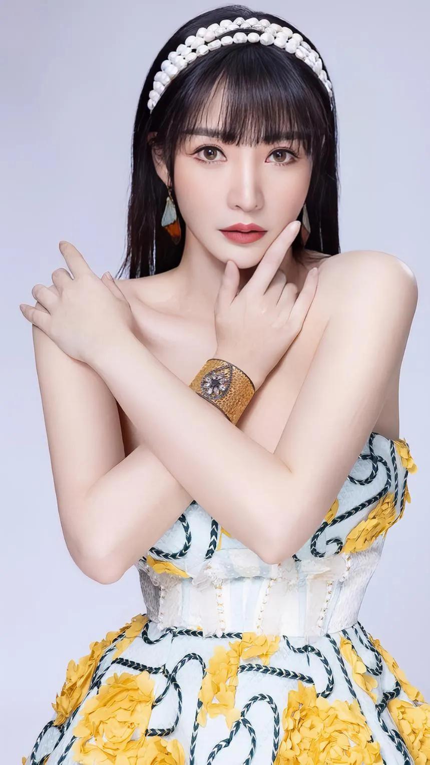 Temperament beauty Liu Yan - iNEWS