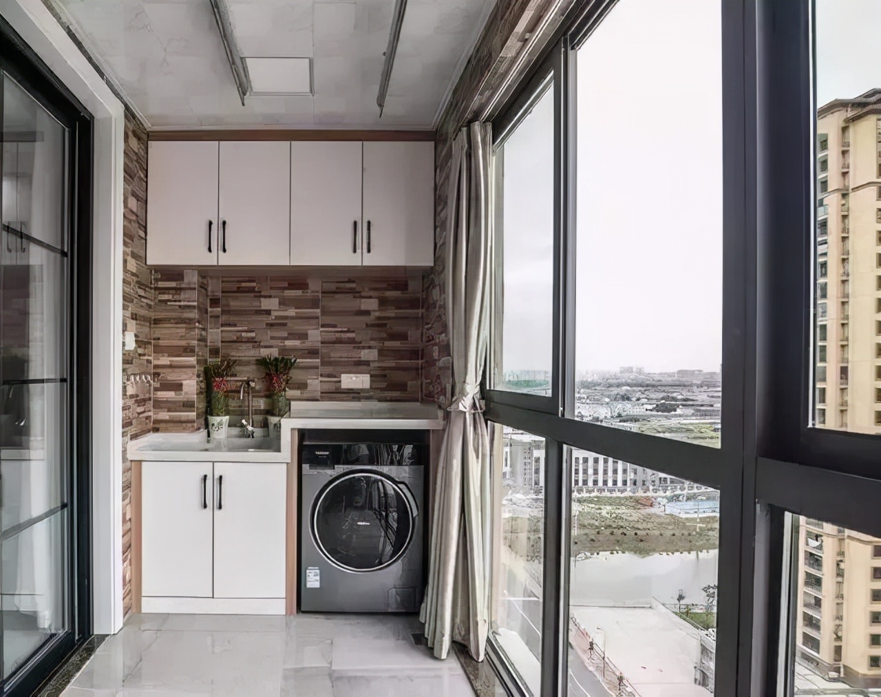 It is now popular to put the washing machine on the balcony, but pay ...