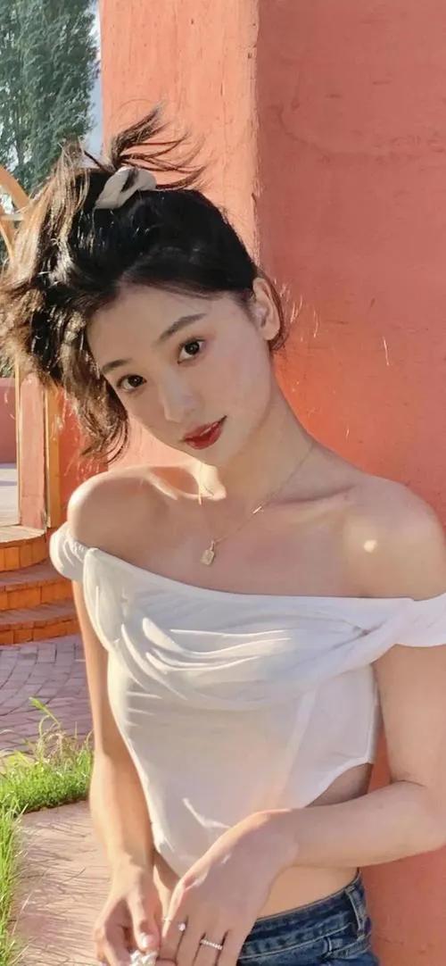 Yi Mengling: Known as the Goddess of Pure Desire - iMedia