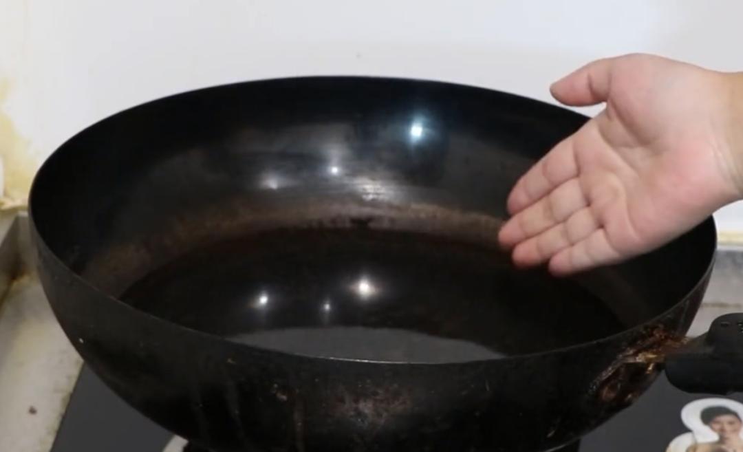 It's really amazing that the lid of the pot is upside down on the pot ...