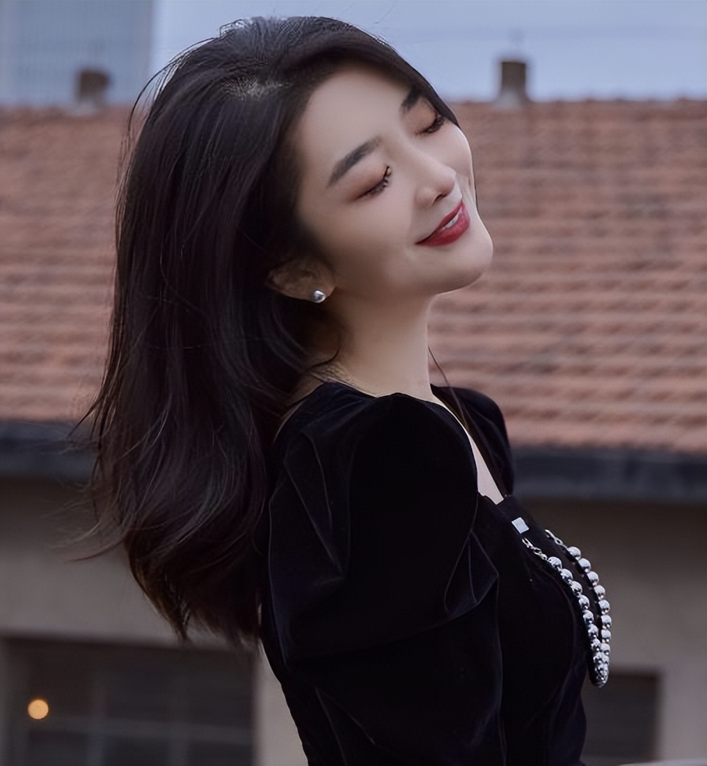 Wu Yating accompanies her son to experience farm work, and goes to the field to pick vegetables ...