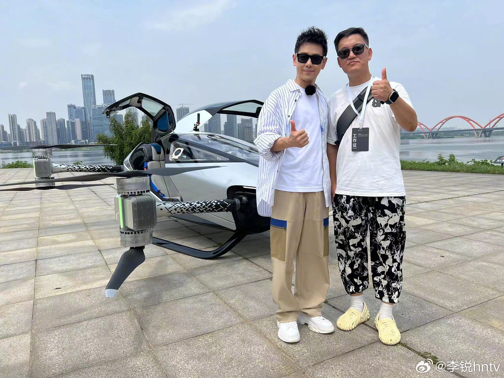 The host village chief Li Rui shared a group photo of Lin Zhiying and ...