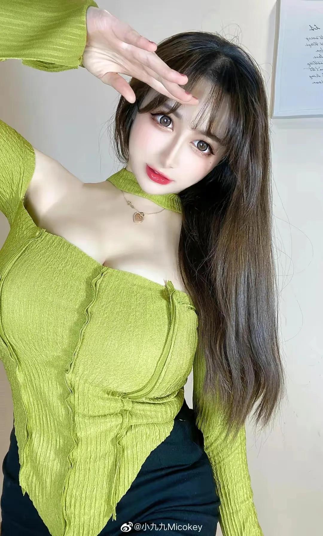 Net red beauty Xiao Jiujiu, Fengshen graceful, Huan Feiyan thin - iNEWS