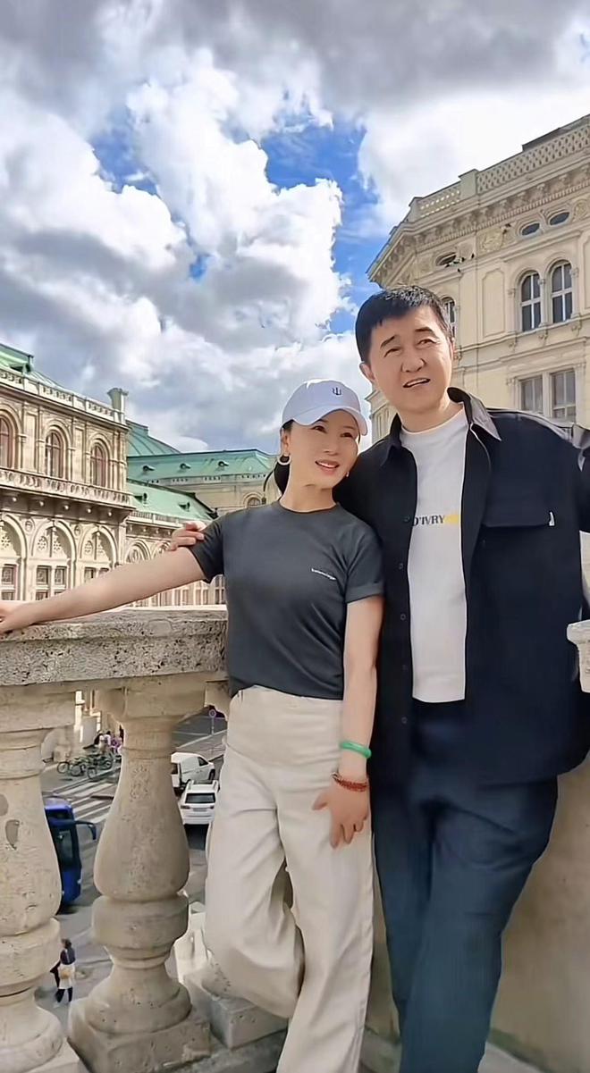 Fu Disheng took his son and daughter-in-law to Austria! Ren Jing wears ...