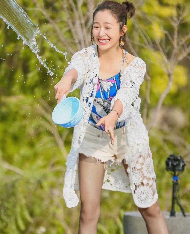 The most beautiful is Jiang Yiyan, who lets herself go, black stockings and fishnet top, and ...