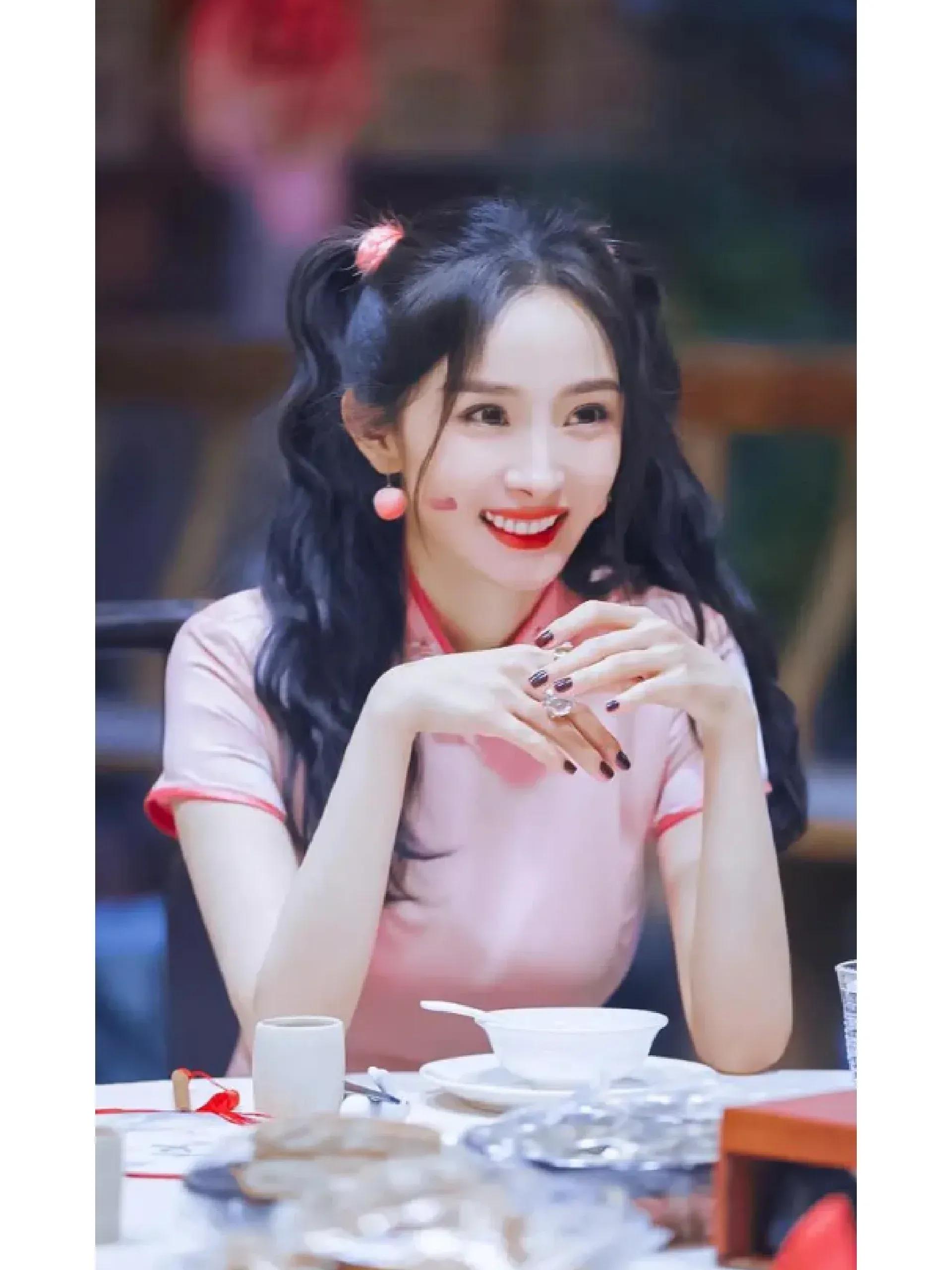 Yang Mi‖Pink cheongsam, double ponytail looks like a girl who came out ...