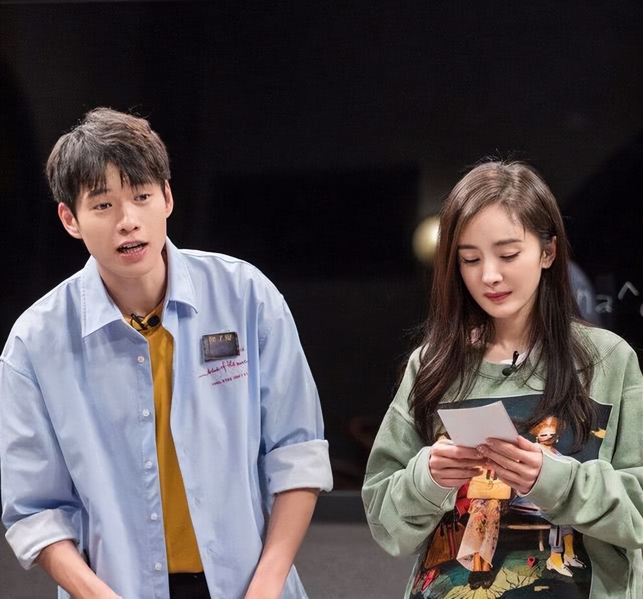 Yang Mi and Guo Jingming embrace each other intimately on the street ...