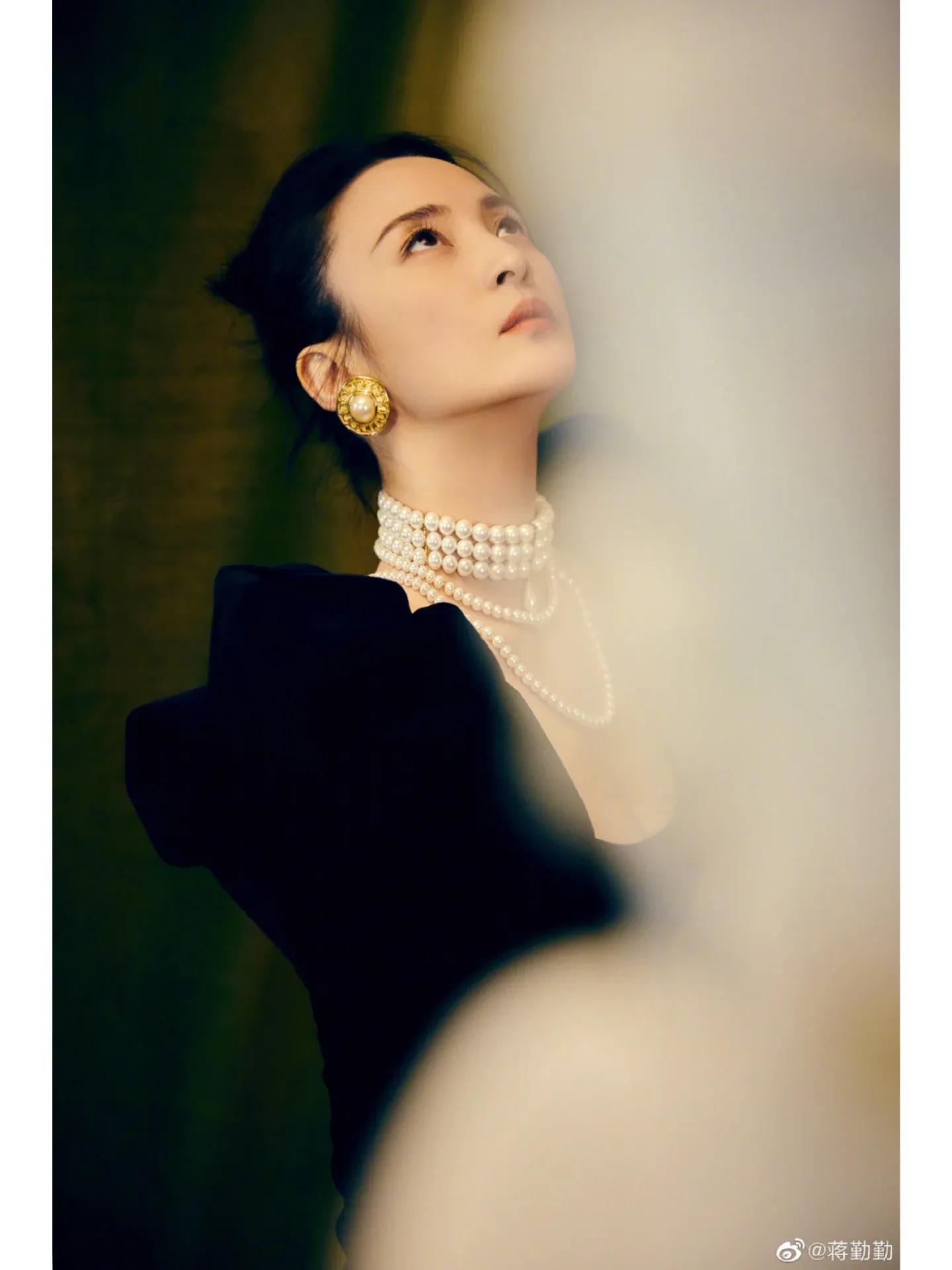 Jiang Qinqin‖ wore a black velvet dress with a slender waist and ...