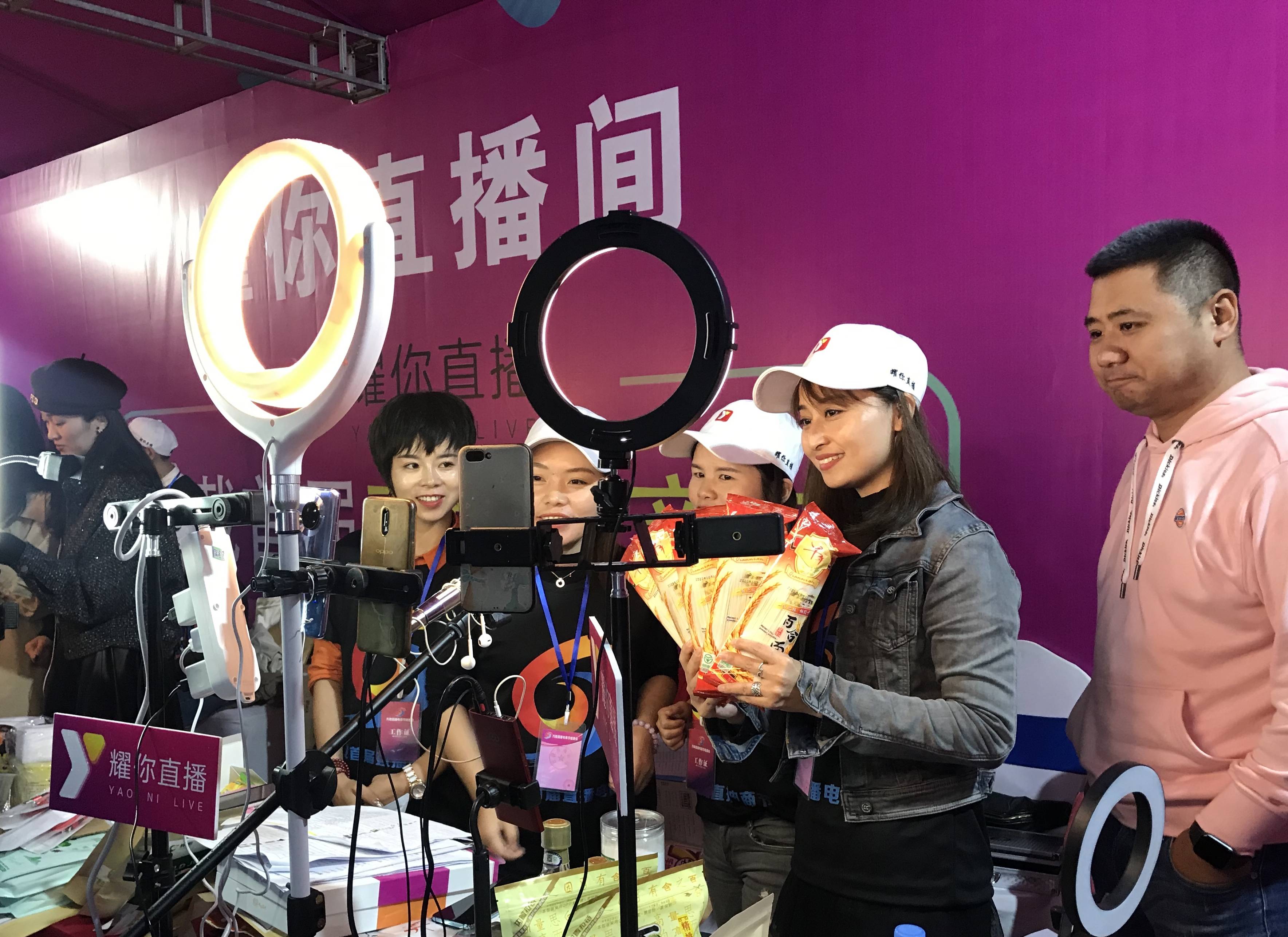 E-commerce live broadcast and takeaway riders have encountered the same ...