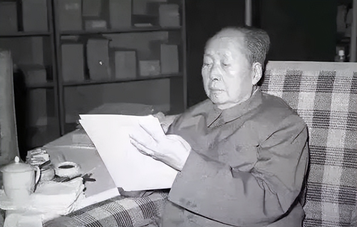 He Zizhen went to see Mao Zedong in secret. After the meeting, He ...
