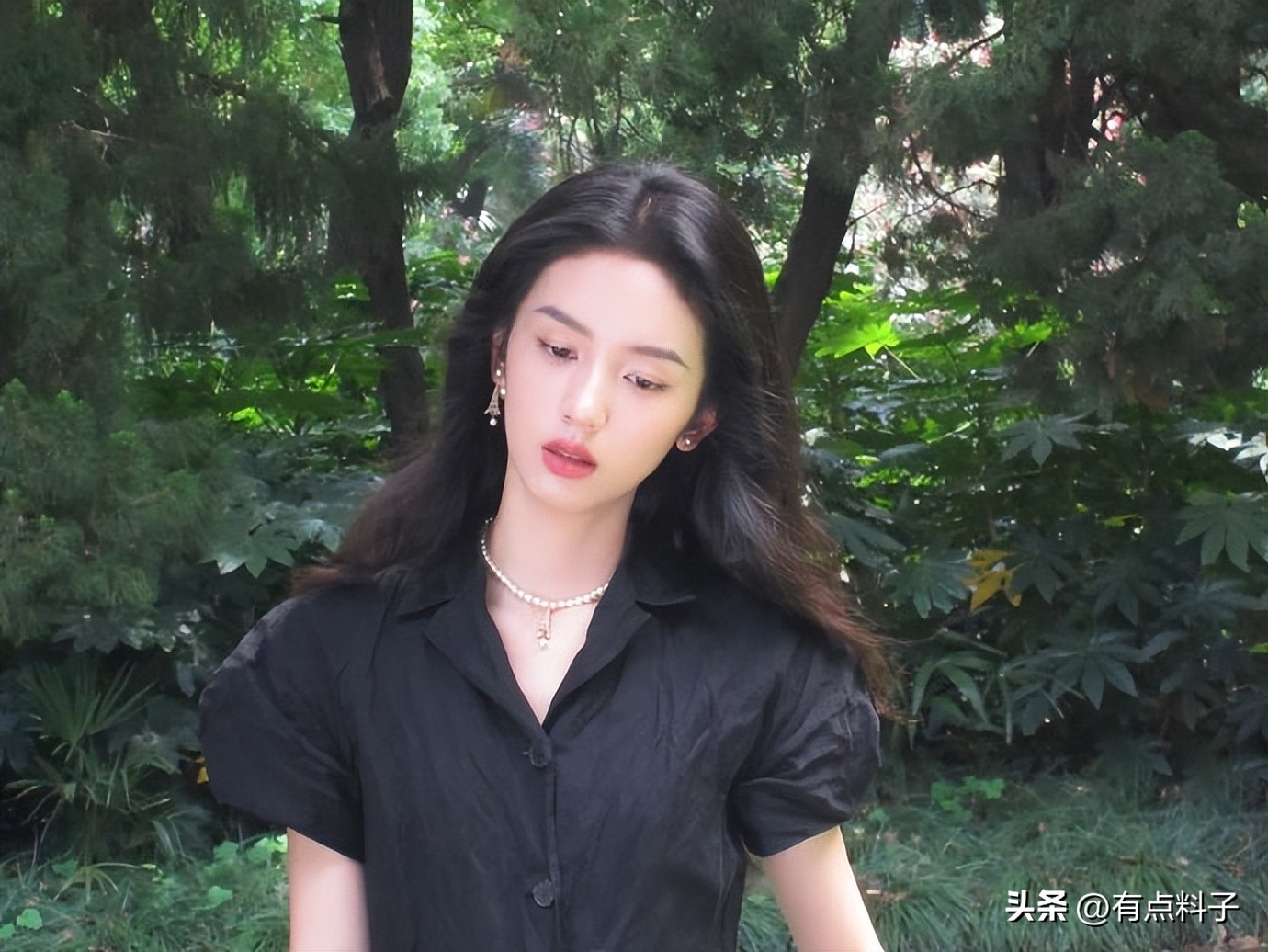 Zhou Ye's latest style is a large black dress with lazy long hair, and ...