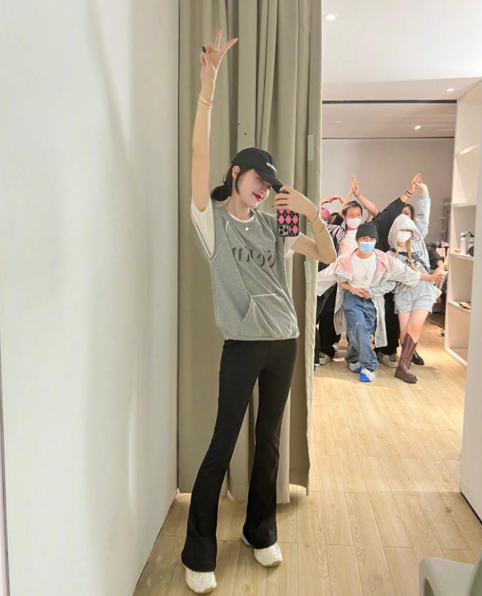 38-year-old Tang Yan's recent photos were exposed!Taking a selfie in ...