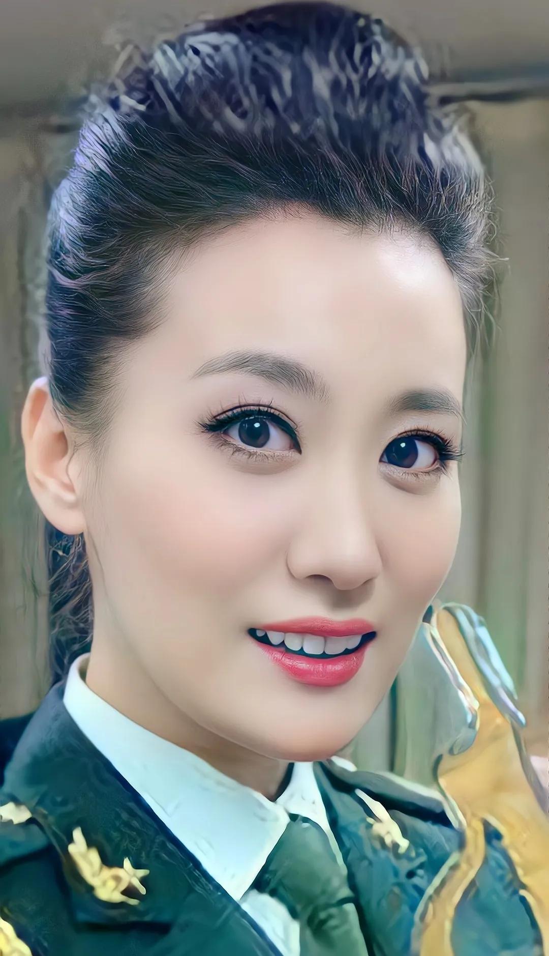 Tan Jing's military uniform photos, all heroic - iNEWS