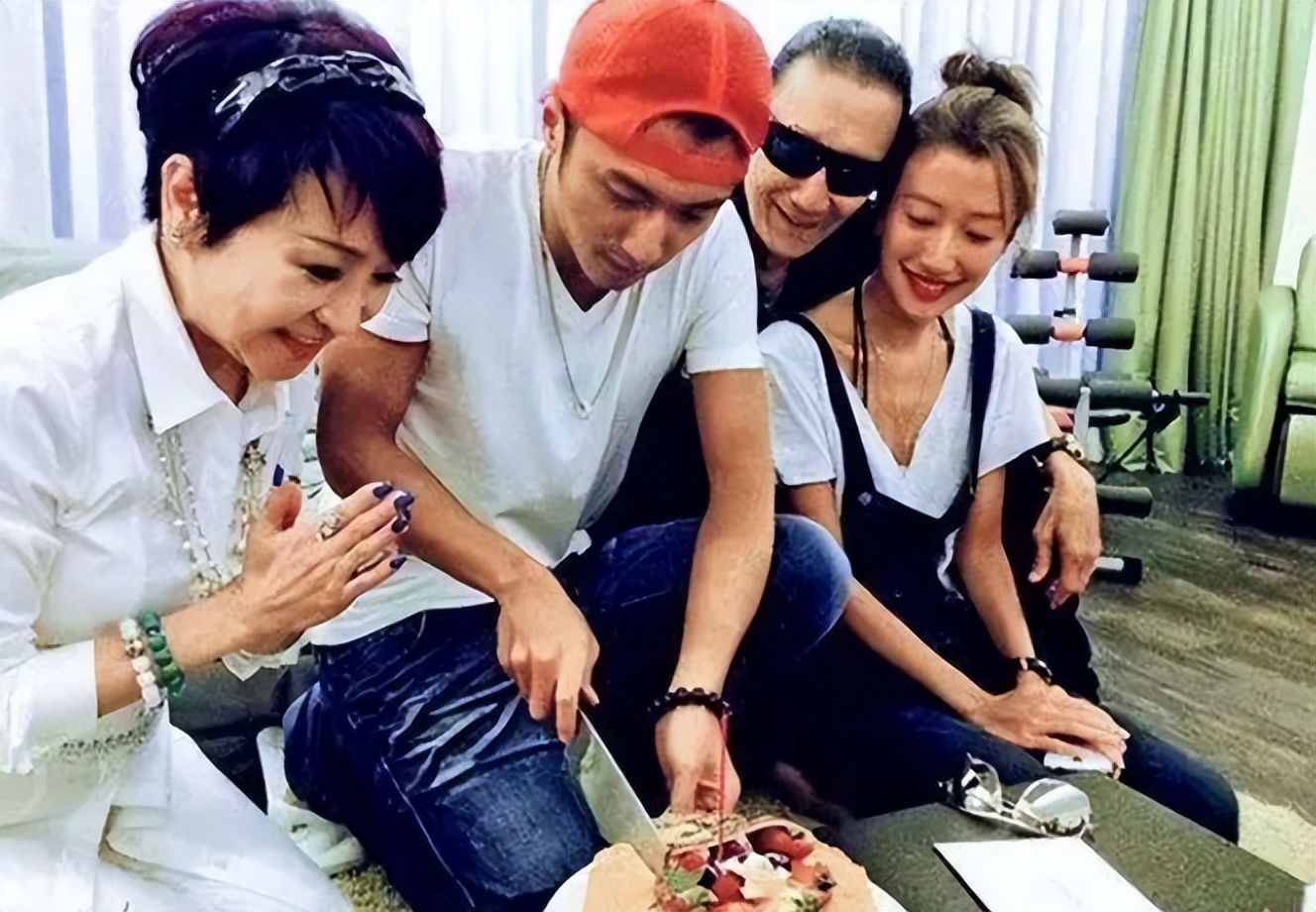 Nicholas Tse posted a family photo, his father was already gray, but he ...