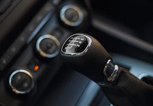 What is the difference between a mechanical handbrake and an electronic ...