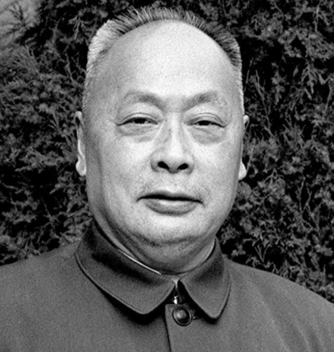 In 1964, Qin Jiwei hosted a banquet in honor of Chen Yi, who returned ...
