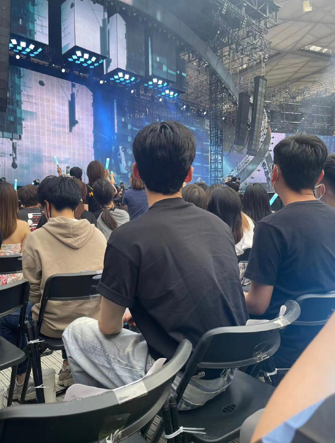 A netizen met Bai Jingting at the Mayday concert, and was instantly ...