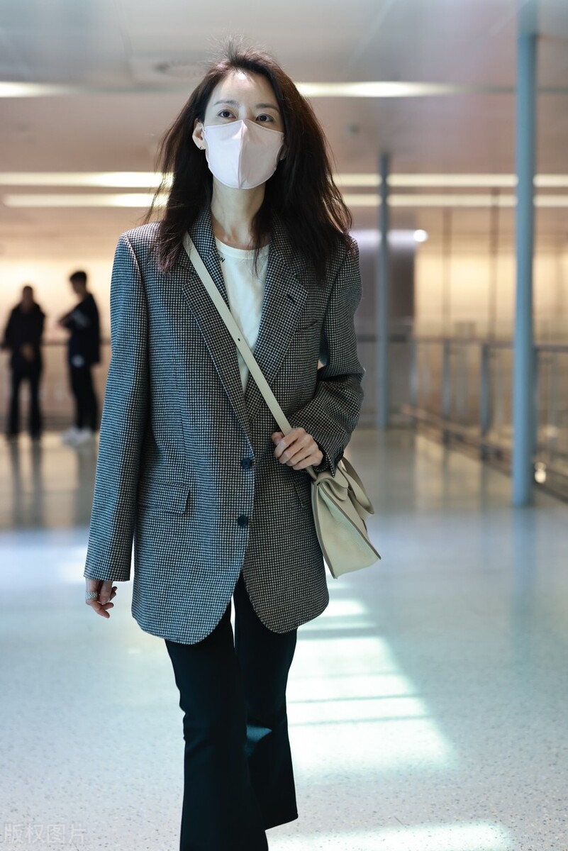 Gao Lu appeared at Shanghai Airport in a gray suit and jeans with a ...