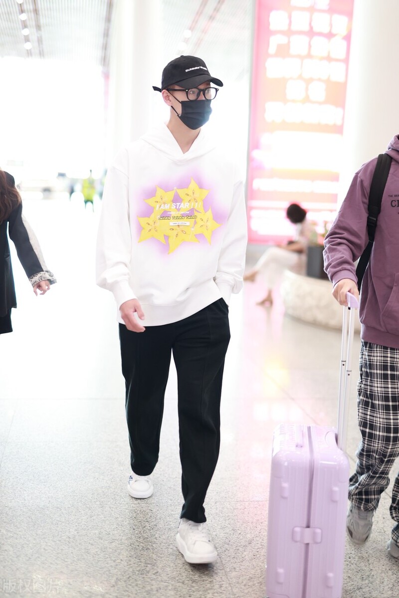 Li Yunrui appeared at the airport - iNEWS