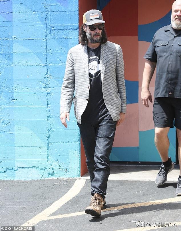 58-year-old Keanu Reeves has not shown up for a long time, wearing a ...