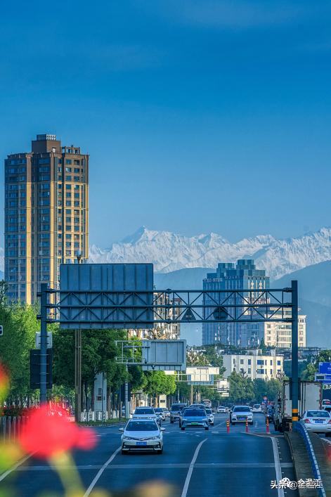 Wenjiang in May, the beautiful scenery is on the road... - iNEWS