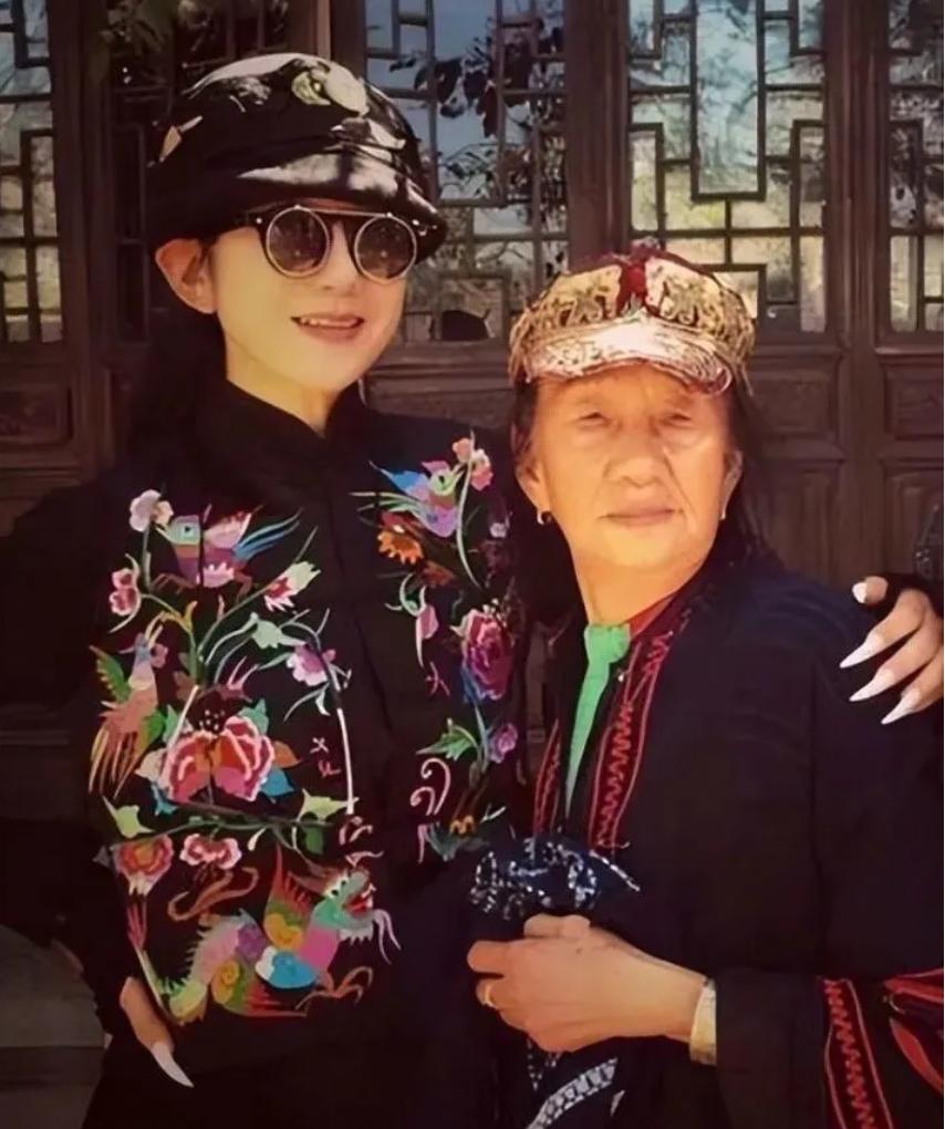 Yang Liping's fame and fortune cannot save her niece Xiao Caiqi - iNEWS