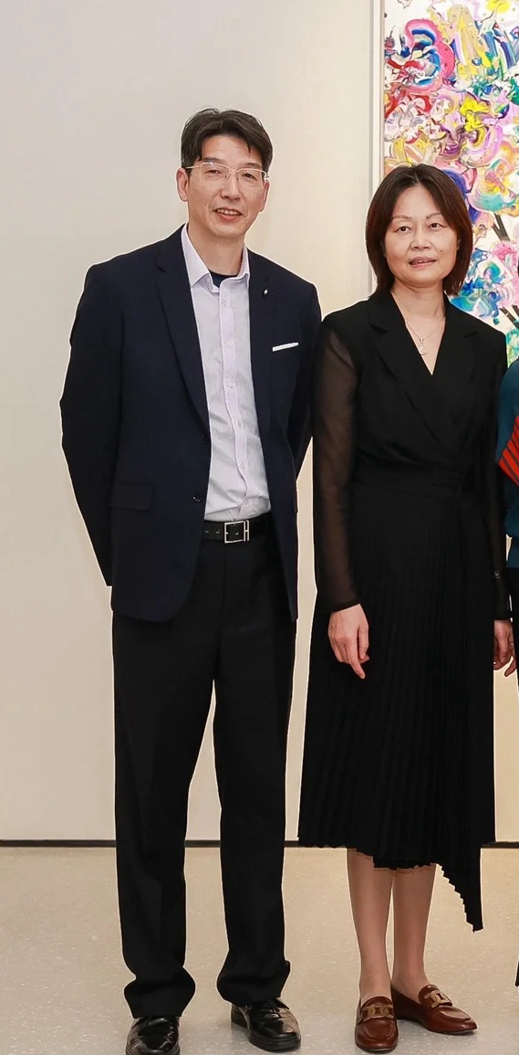 He Youjun's family portrait was exposed, her daughter was held by the ...