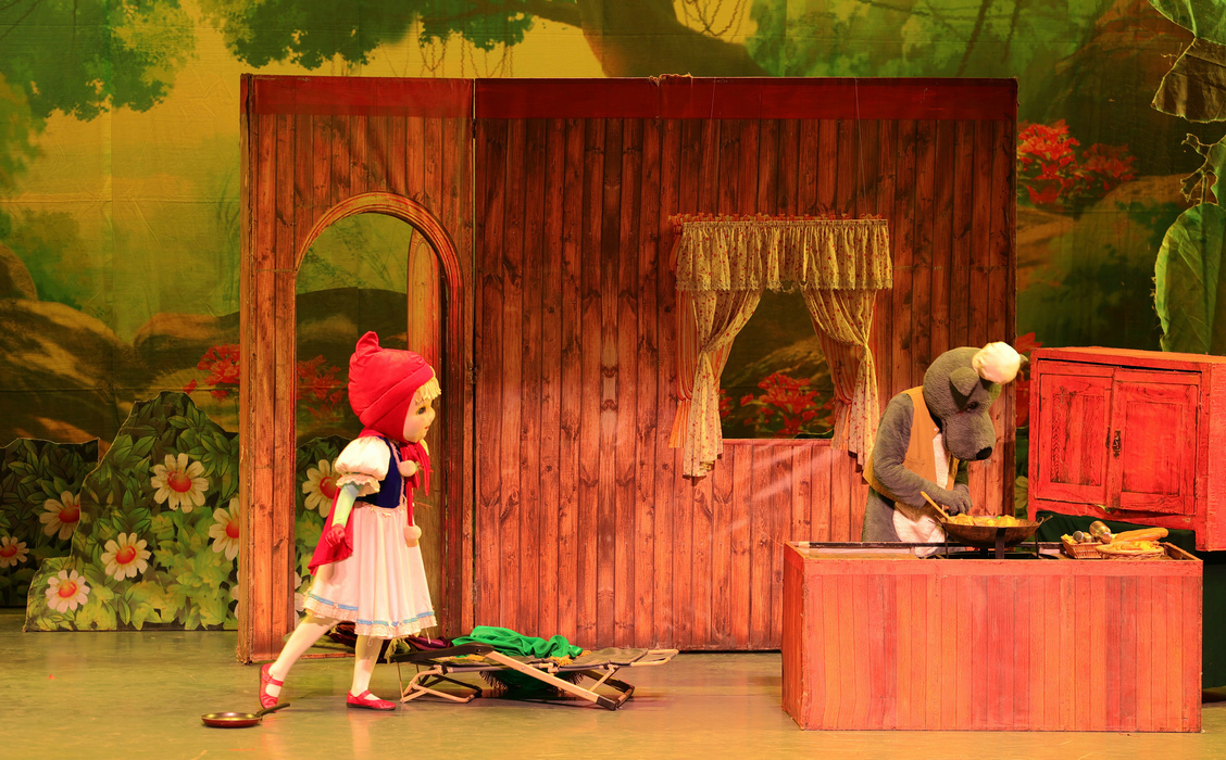 The classic fairy tale puppet show "Little Red Riding Hood" came to ...