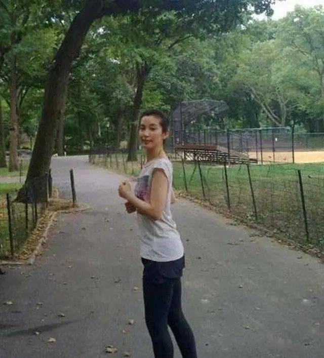 Original passerby photographed Li Bingbing running without makeup and ...