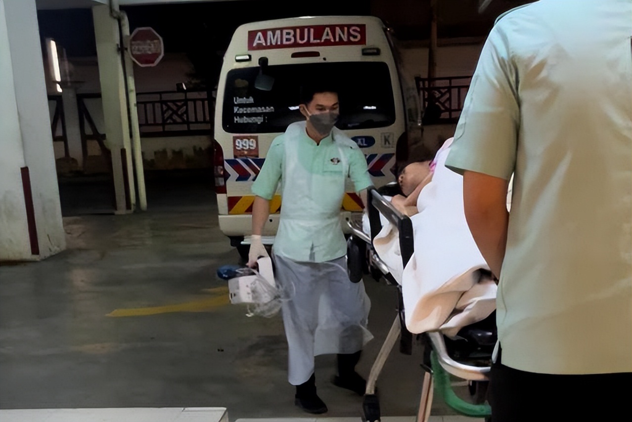 A 12-year-old well-known child actor fell to the point of urinary ...