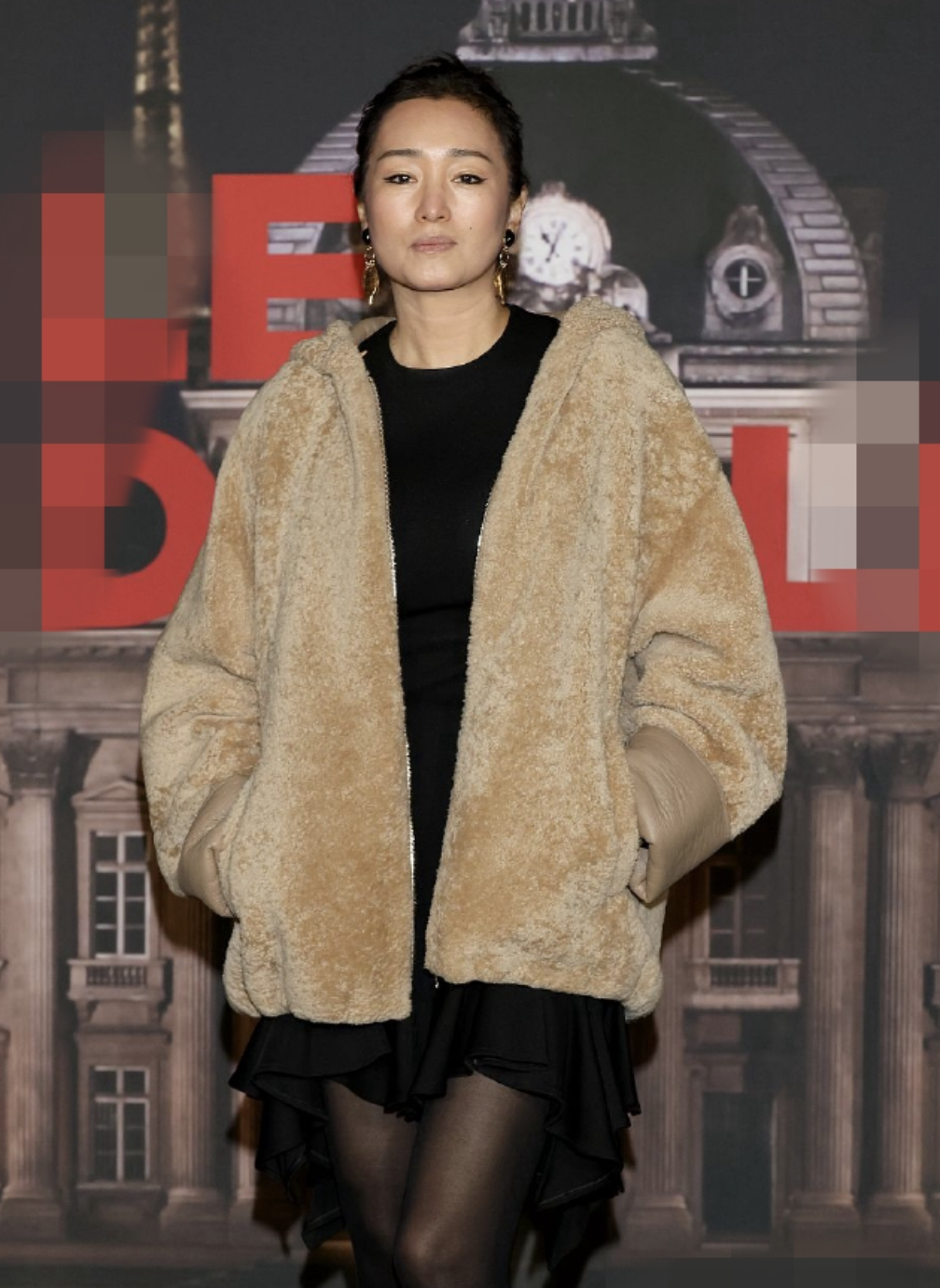56-year-old Gong Li looked at the show with blurry eyes, 74-year-old ...