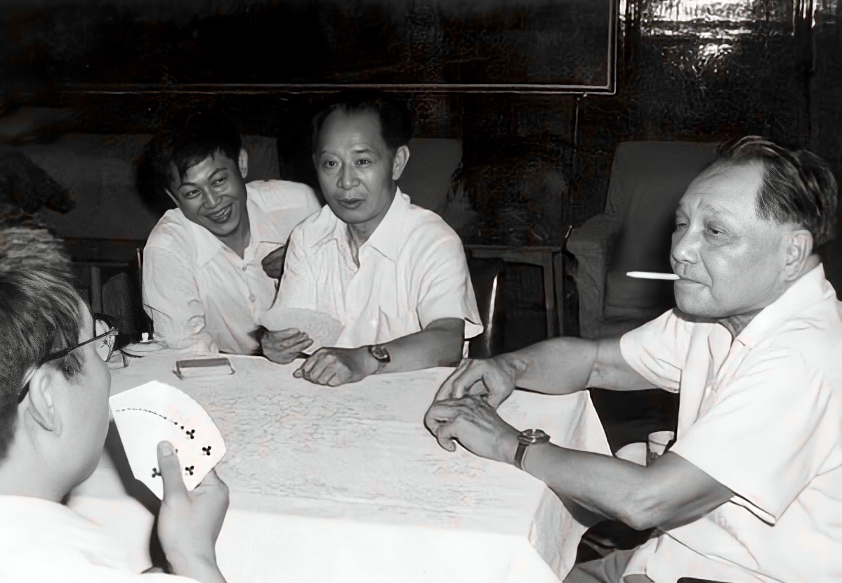 Bush Sr. asked Deng Xiaoping: "Does your wife smoke too?"Deng Gong's ...